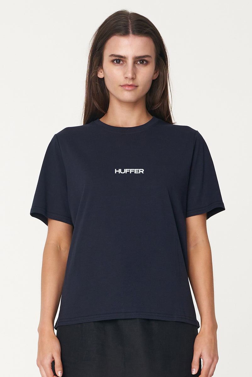 ESSENTIAL CLASSIC TEE NAVY – Huffer